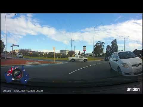 Aussiecams - Double trouble on this roundabout in Perth WA - YouTube
