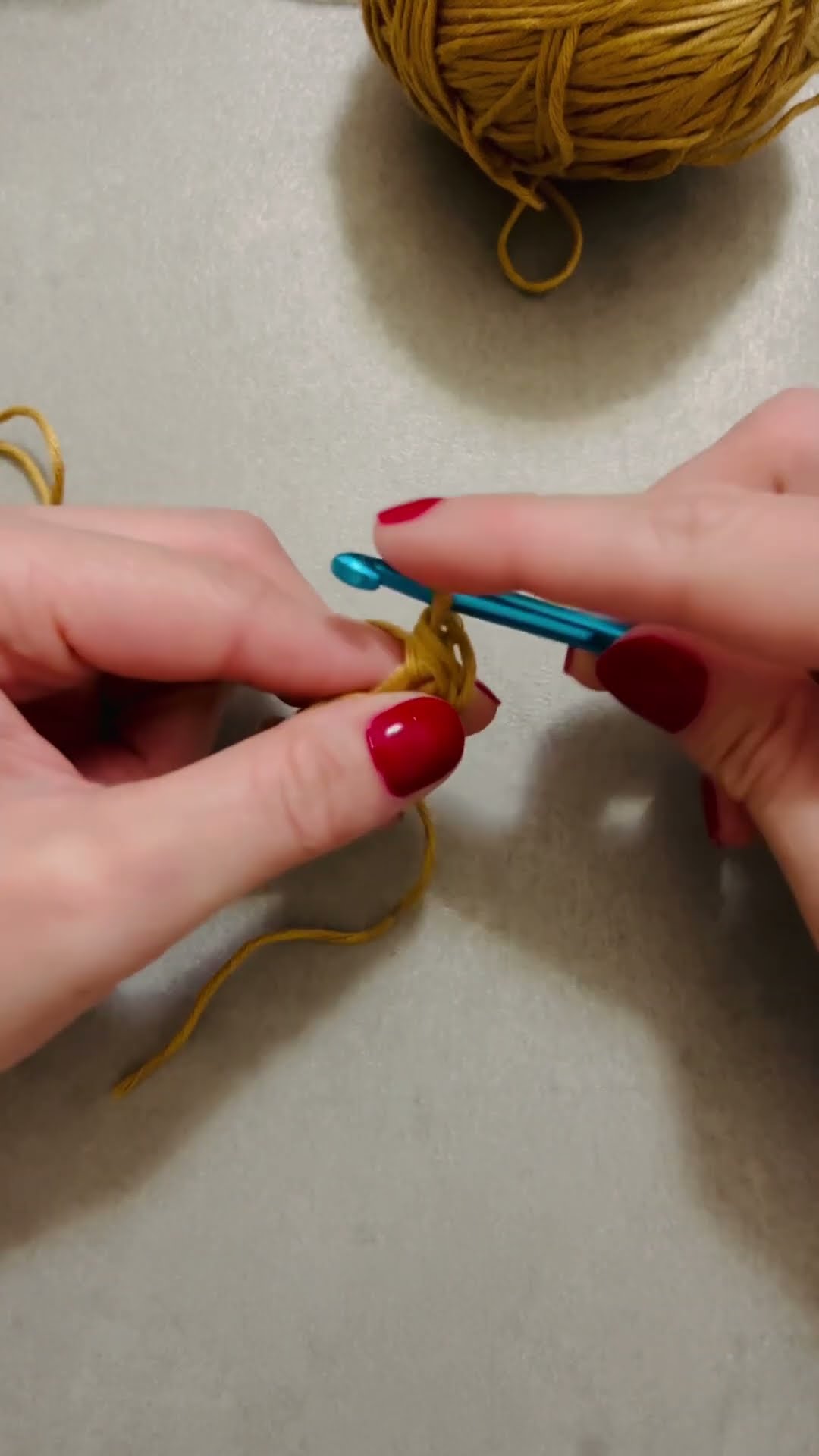 Szydełkowanie. Jak zacząć scieg półsłupka z narzutem #szydelkowanie #jakszydełkować #crochet ...