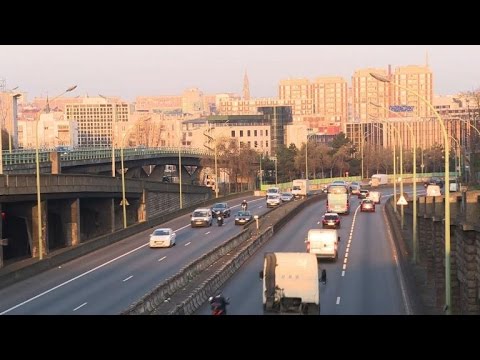 Smog-choked Paris forces half of cars off roads