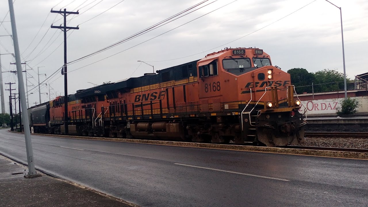 BNSF 8168 y ET44AC 3924 con tren granelero a Ragasa - YouTube