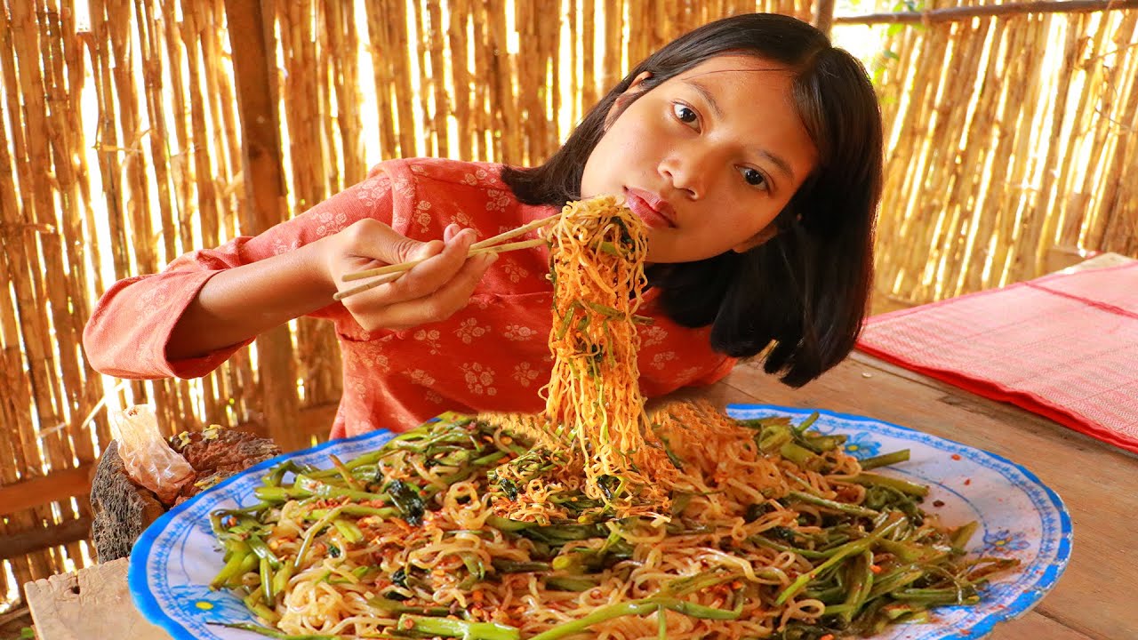 Girl Cook noodle and eat - YouTube