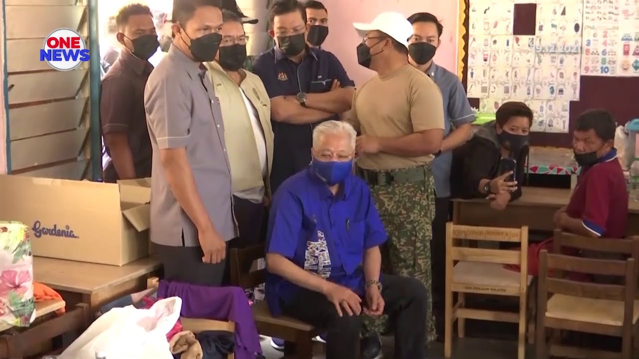 Banjir: PM lawat penduduk terjejas di SK Johan Setia - YouTube