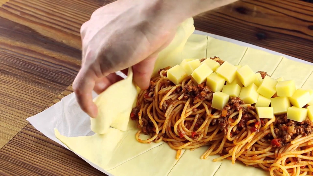 ¿Este pan de espaguetis sabe más a pizza o a pasta? - YouTube