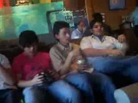 Chava en starbux se le ve un pezon.