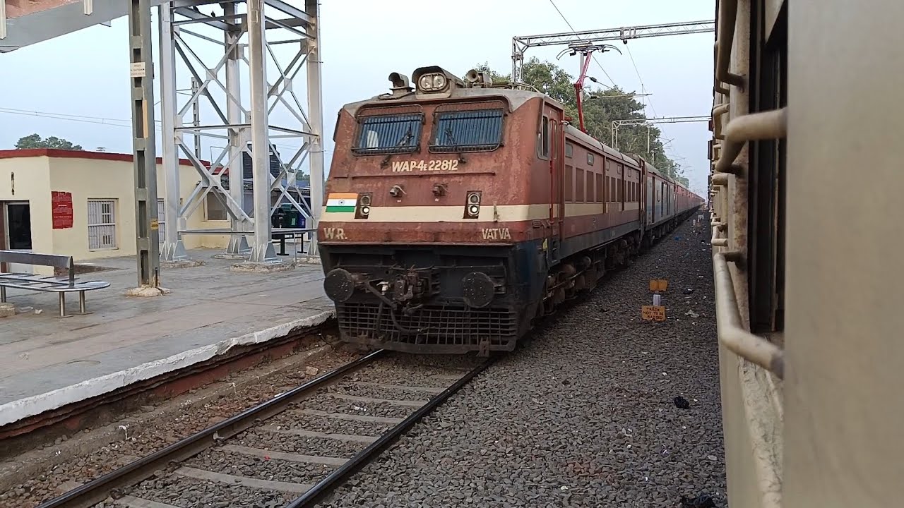 12971 Bandra - Bhavnagar SF Express Train Entering Dhola Junction ...