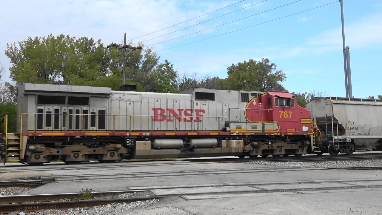 CSX 883 w/ BNSF Bonnet, Pleasant Valley, IA 10/11/23 - YouTube