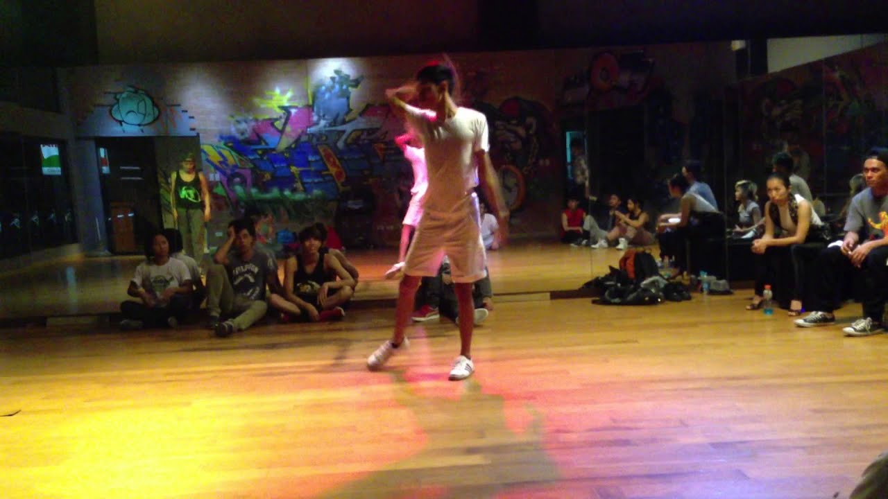 Disco Lives 1 on 1 Waacking Battle Semi Finals: J.B. Vs Leo - YouTube