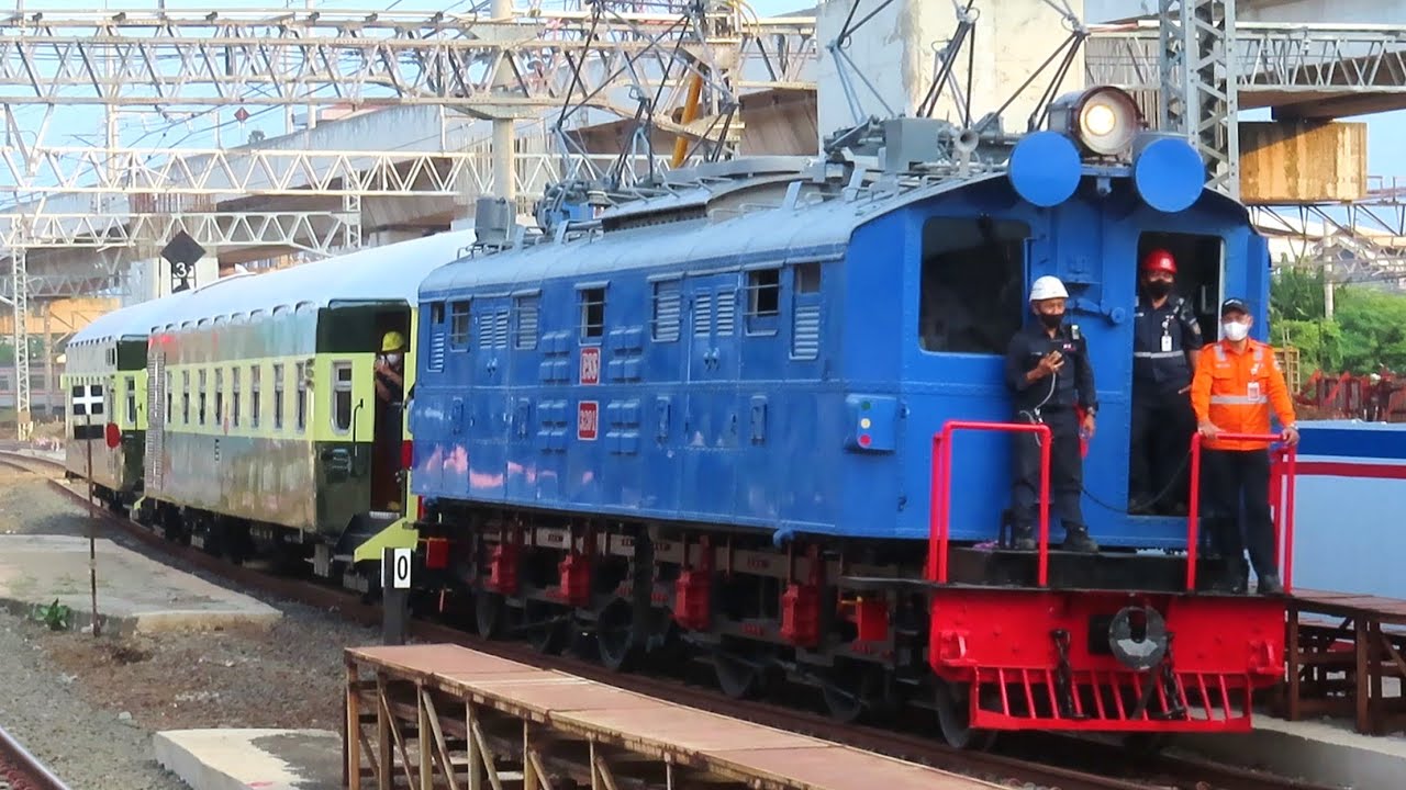 KERETA SPESIAL HARI KEMERDEKAAN RI KE 77 !! Lokomotif Listrik dan ...