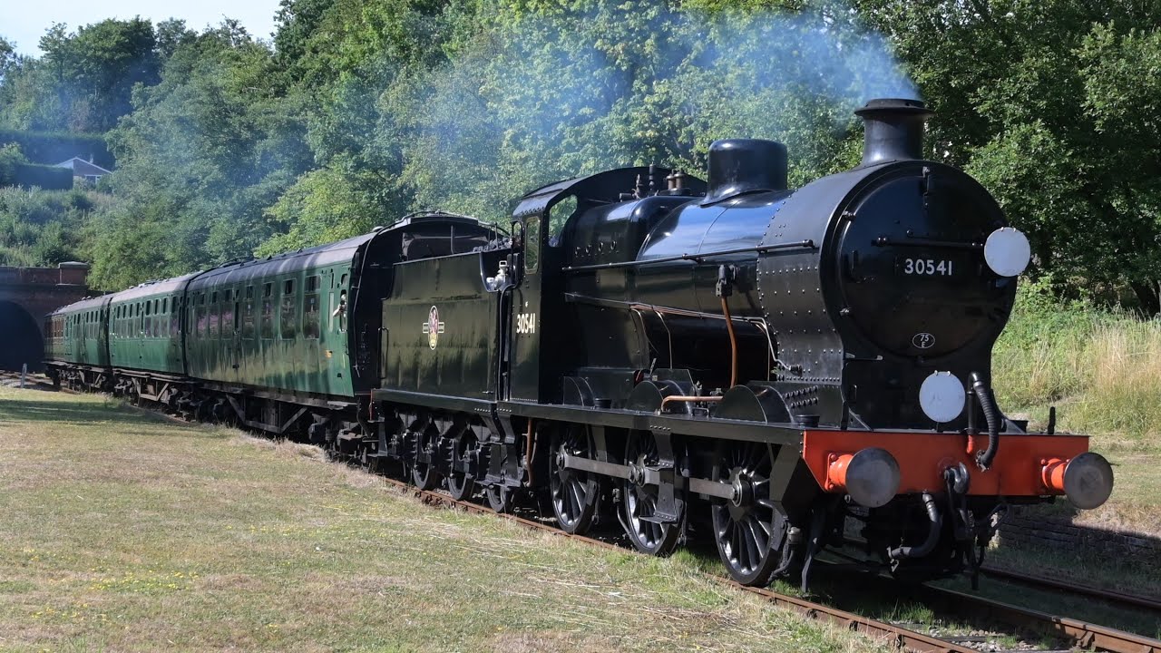 30541 Q class locomotive on the Bluebell railway on 29 July 2022 - YouTube
