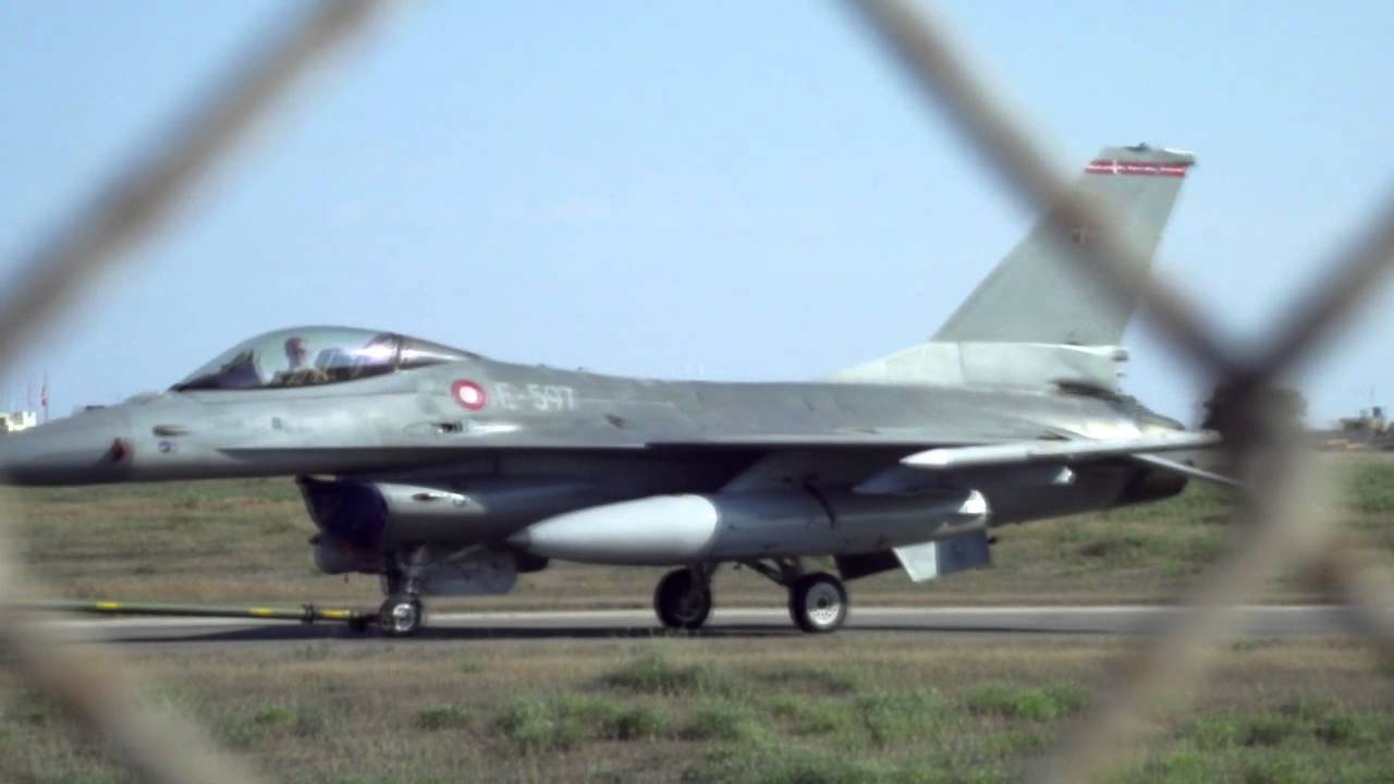 RDAF F-16 engine run and take off - YouTube