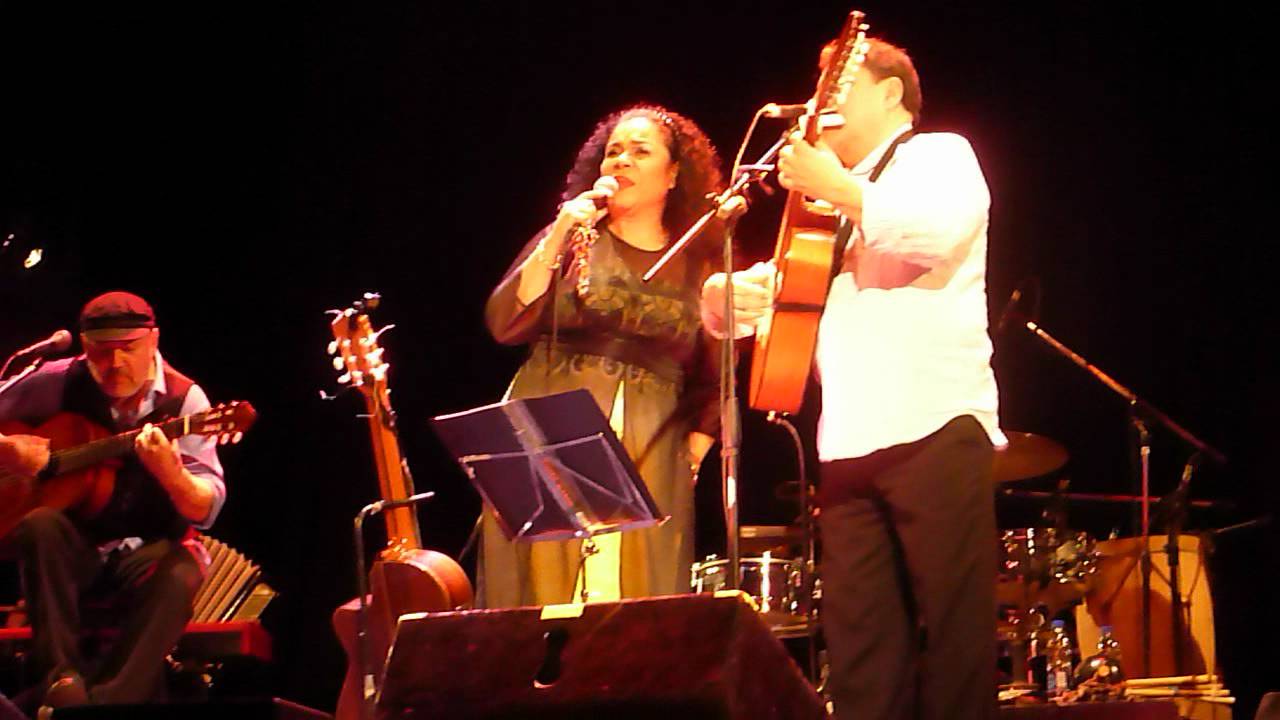 "Deja la vida volar" (Victor Jara) Interpretado por Eva Ayllon e Inti ...