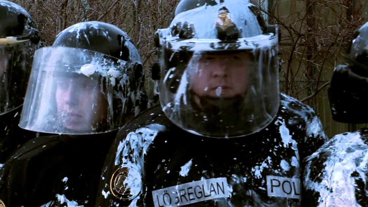 Aumingja Ísland / Poor Iceland - YouTube