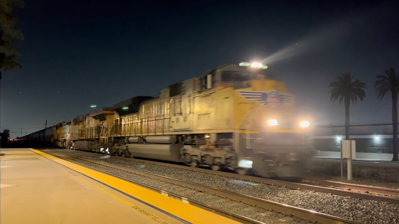 Slack Action & GREAT HORN SHOW! | Night-Time Union Pacific & Amtrak ...