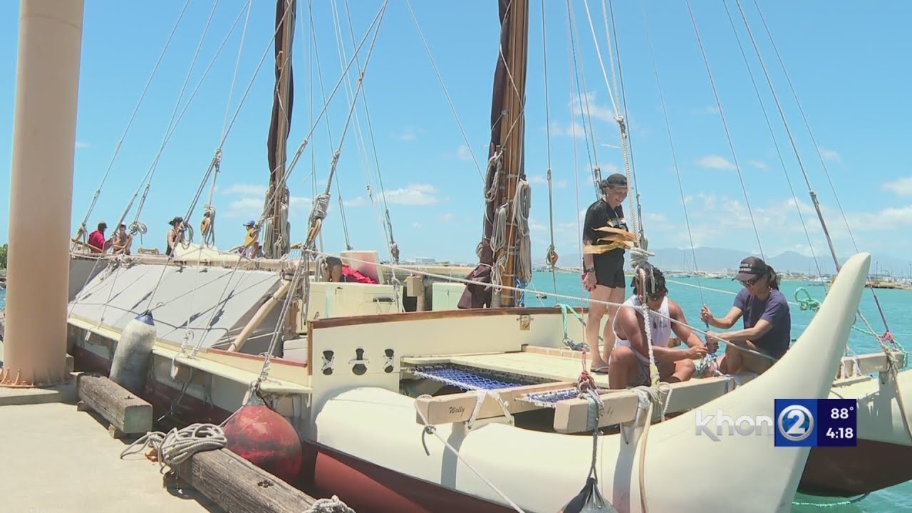 Legendary voyaging canoe 'Hokulea' takes to the sea today - YouTube