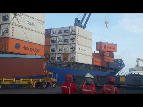 Carga y descarga de contenedores en muelle alleman de puerto limon CR.