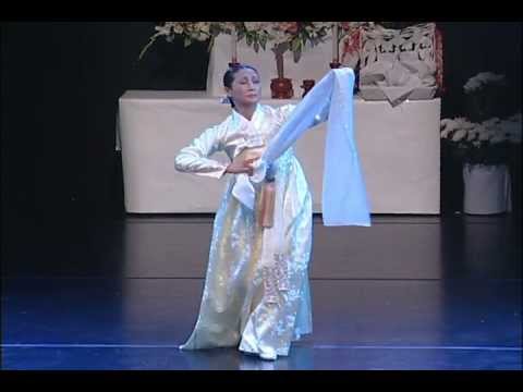[Korean Classical Dance] KyungRang Park's Salpuri - YouTube