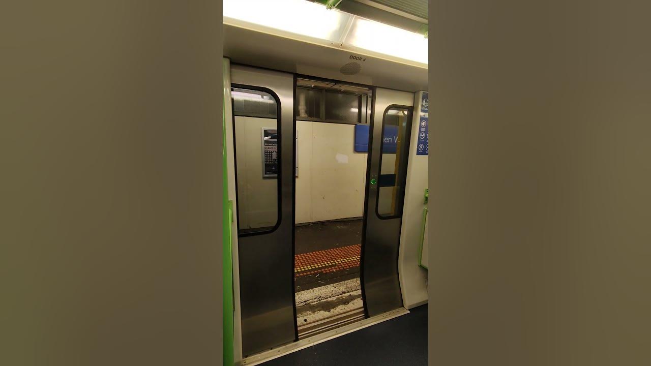 Melbourne Metro X'Trapolis 100 Train Doors Closing #melbourne #metro #train #shorts - YouTube
