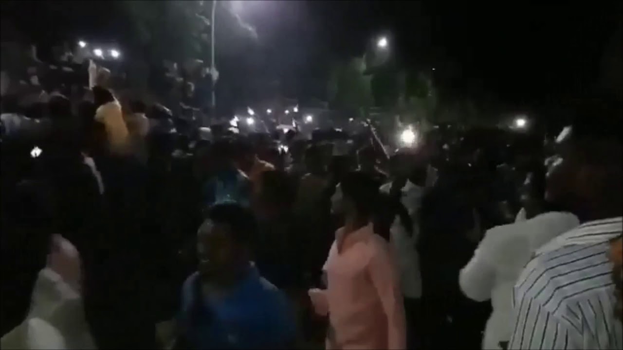 Thalapathy Vijay Mass Entry in Pondicherry with Uncontrollable Fans ...