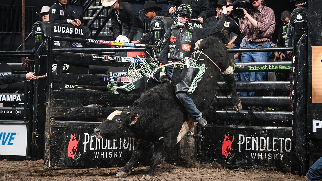 Clay Guiton rides Chico for 89.10 Points | PBR UTB Highlight - YouTube