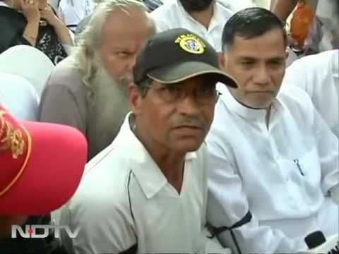 Kasab should live: 26/11 martyr's father - YouTube