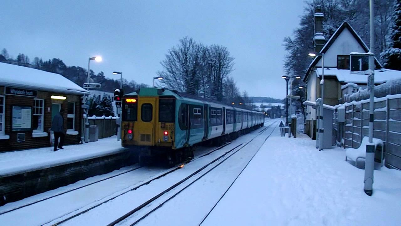 455 sparking in the snow at Whyteleafe South - YouTube