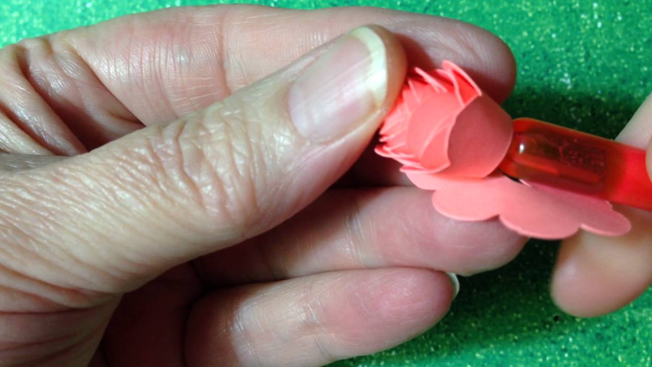How to roll paper roses - YouTube