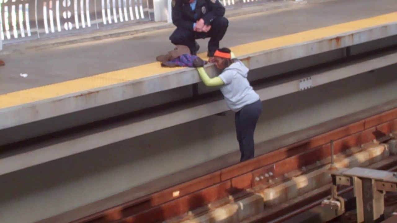 Woman falls on el train tracks Philadelphia Pa - YouTube