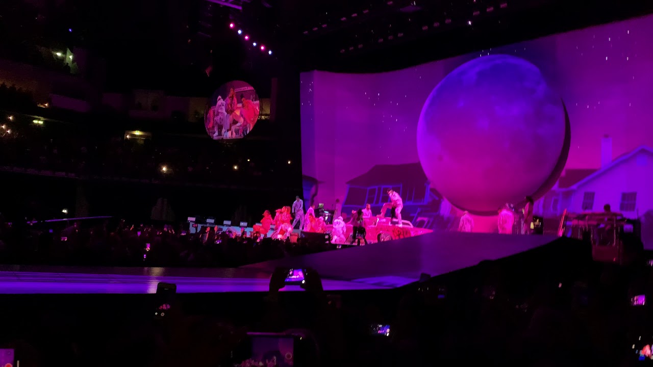 7 Rings - Ariana Grande: Sweetener World Tour (Berlin) - YouTube