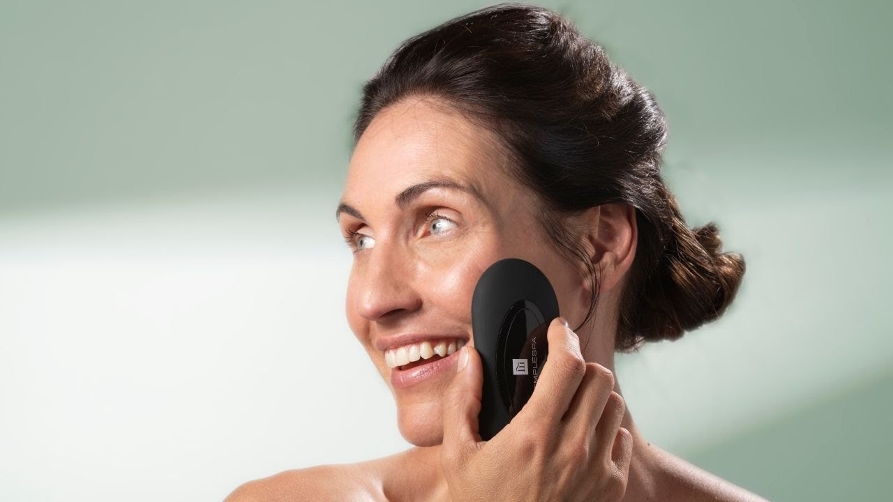 How To Use CLEAN UP YOU ACT Facial Cleansing Brush - YouTube