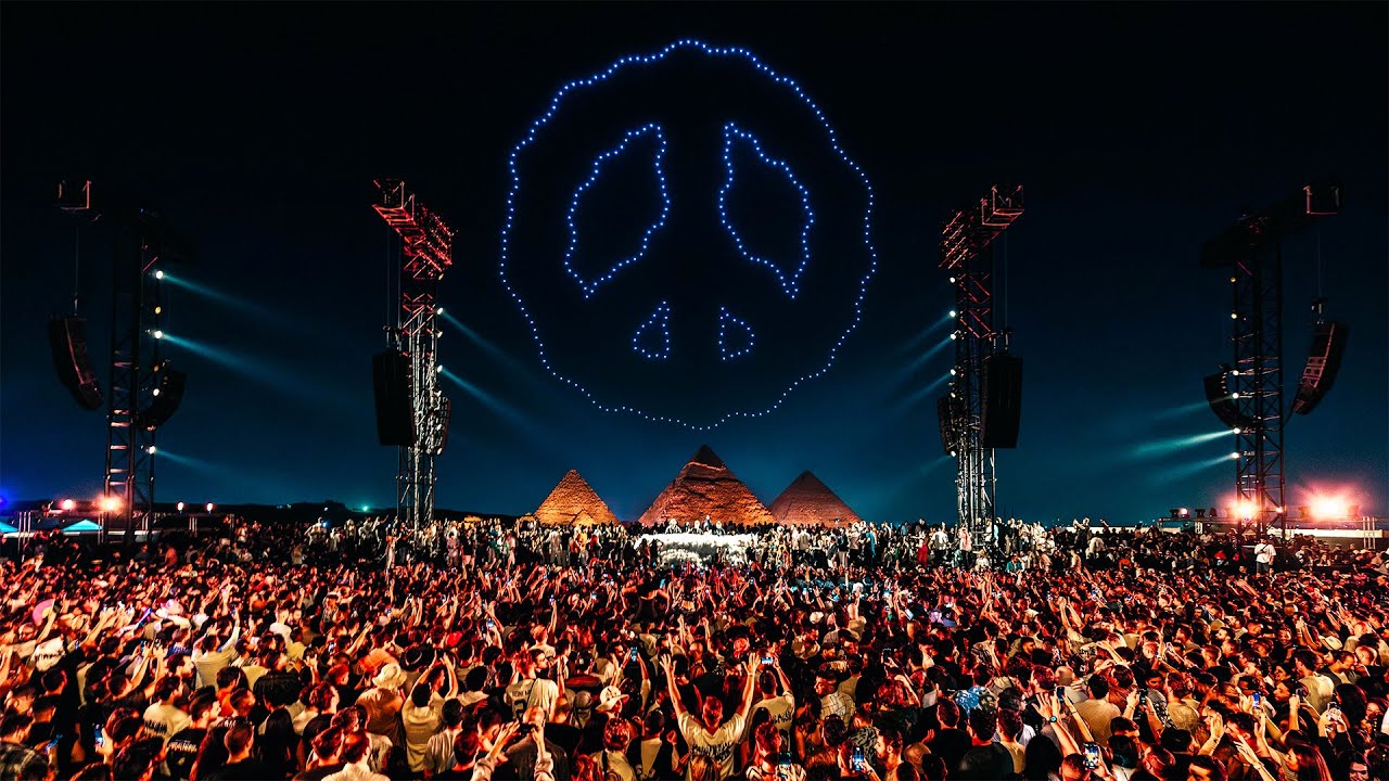 Crystal Drones - KEINEMUSIK, Le Caire, Egypte, 300 drones. - YouTube