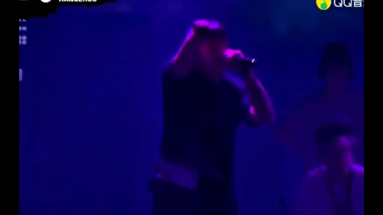 核弹说唱？疯狂Diss自己“我是SB，我是SB” Rapper参加地下8英里的神奇表演。 - YouTube