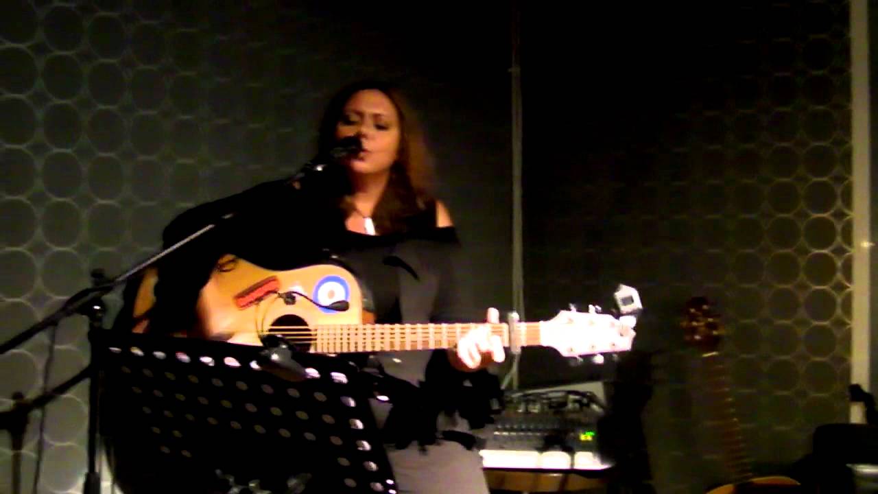 Μαρια Σταυριανουδακη - Αυτη η νυχτα μενει live - YouTube
