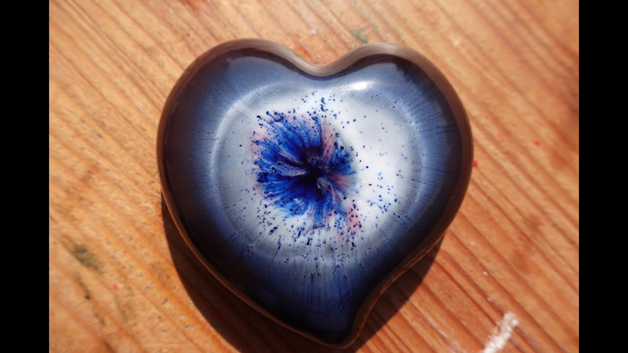 Heart made of epoxy resin and pigment paste / epoxy resin art / love ...
