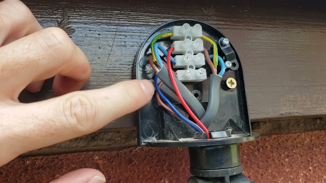 Replacing PIR sensor on floodlight - YouTube