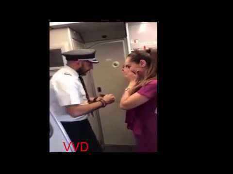 Pilot Dan Pramugari Ciuman Mesra Di Dalam Kabin Pesawat !!!!