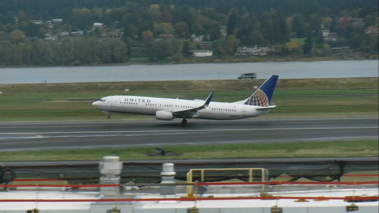 United Airlines Boeing 737-924(ER) [N66837] Takeoff from PDX - YouTube
