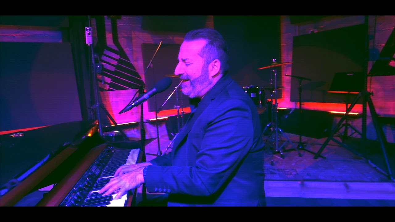 Singing a song for you Thomas Linsk - YouTube