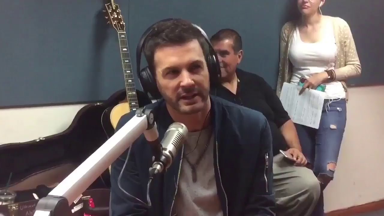 ¡Axel dice que fue un placer trabajar con Becky G! - YouTube