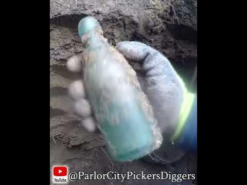Antique 1870's Squat Soda Bottles Pulled from Privy Digging Bottles - YouTube