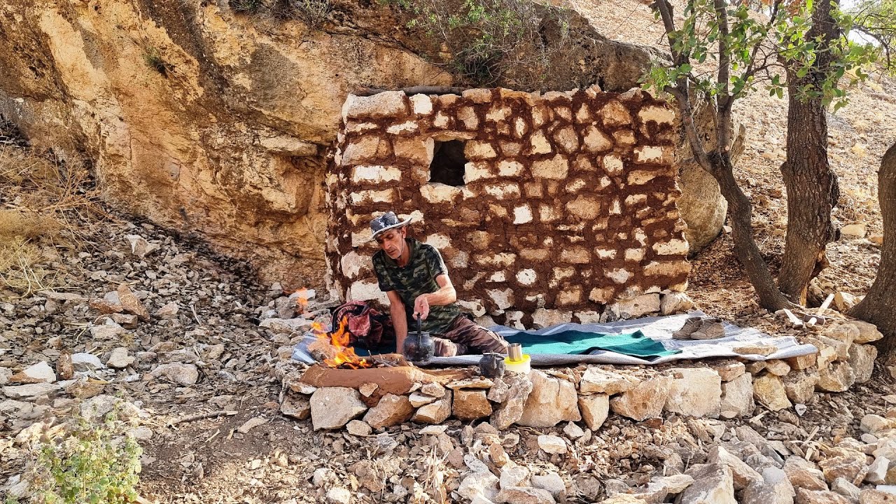 Springside Solo Shelter Build | Primitive Mountain Survival with Stone ...