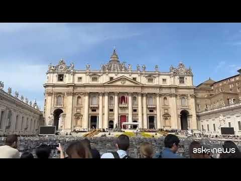 Le campane a San Pietro suonano a lutto per la morte del Papa - YouTube