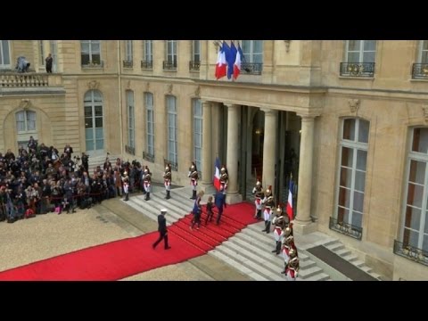 Guests arrive at Elysée ahead of Macron inauguration - YouTube