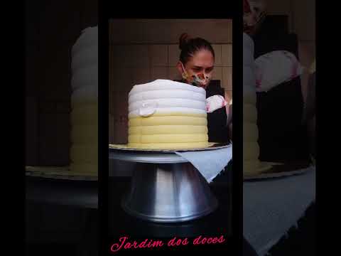 Bolo Red Velvet com recheio de leite ninho trufado