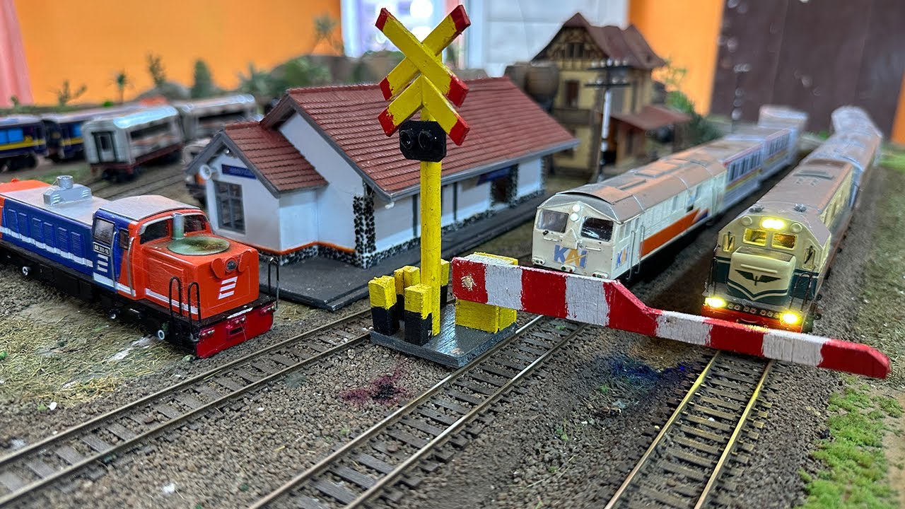 Kereta Api Panjang KAI Anjlok Menabrak Palang Pintu Perlintasan Kereta ...