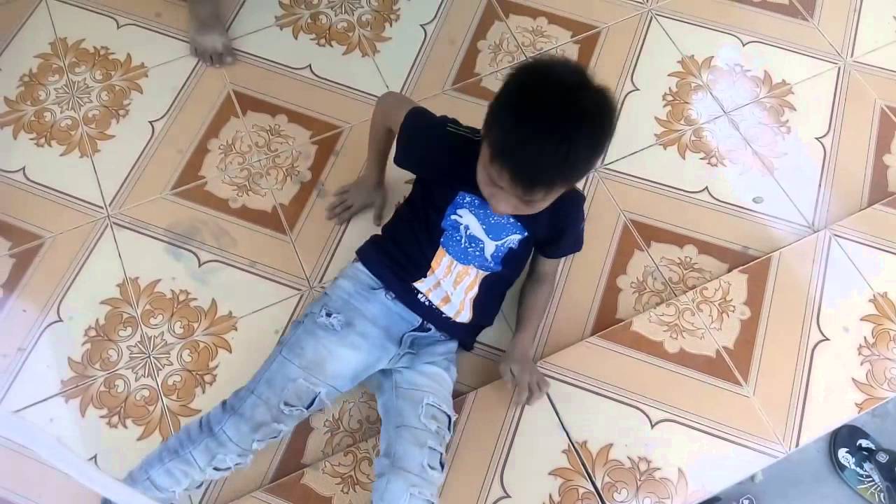 Tre em danh lon it - YouTube