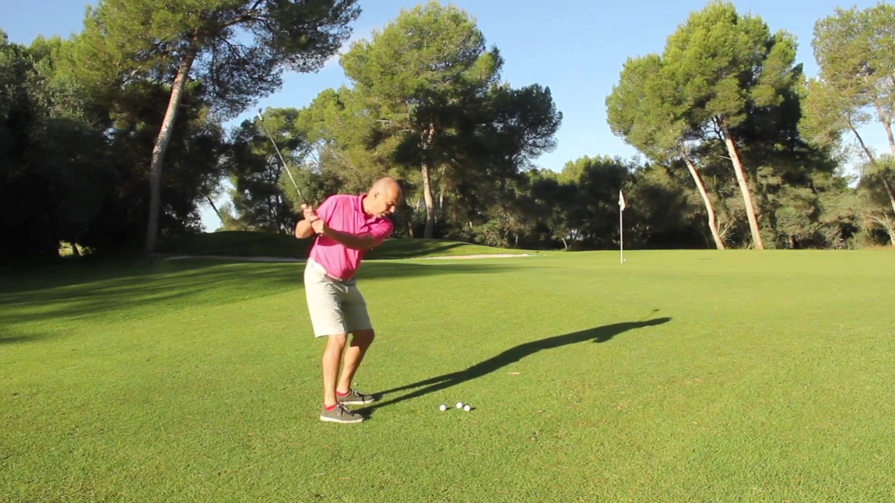 Golf Pitch for Beginners - How to improve your distance control. - YouTube