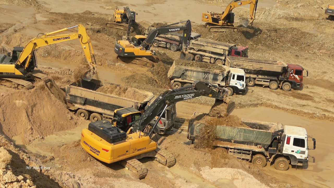 Extreme Excavator Digging Dirt and Loading on Dump Truck Power Heavy ...