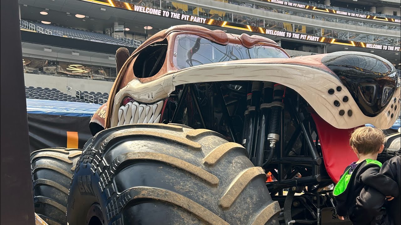 Monster jam Inglewood,CA Monster Mutt freestyle 2023 - YouTube