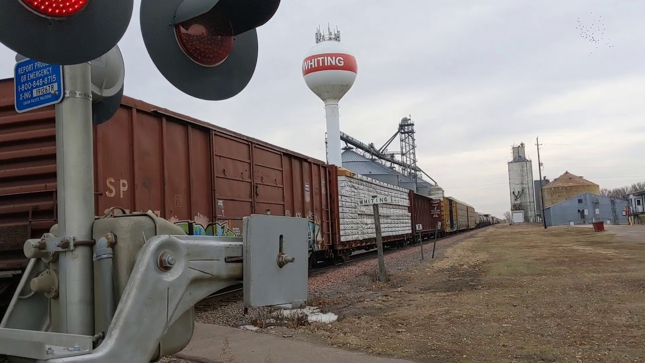 Whittier Street railroad crossing, UP 8040 Manifest, Whiting, IA - YouTube