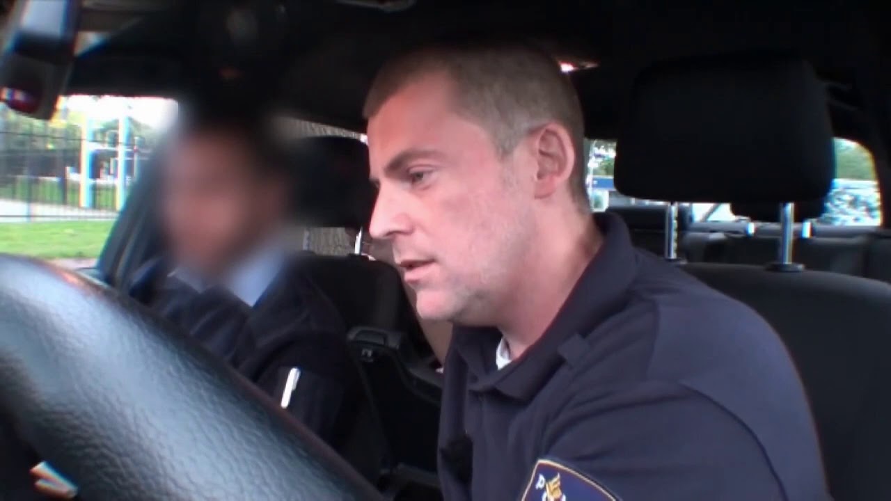 Student orde en handhaving aangehouden WEGMISBRUIKERS - YouTube